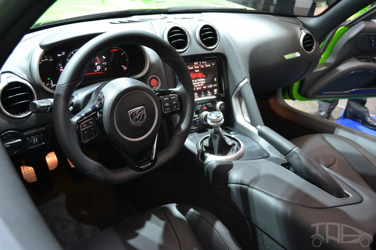 Dodge Viper Stryker Green interior at NAIAS 2014