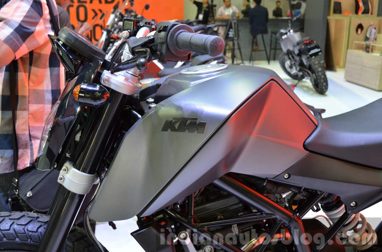 KTM Duke 200 Custom tank extensions at 2014 Thailand International ...