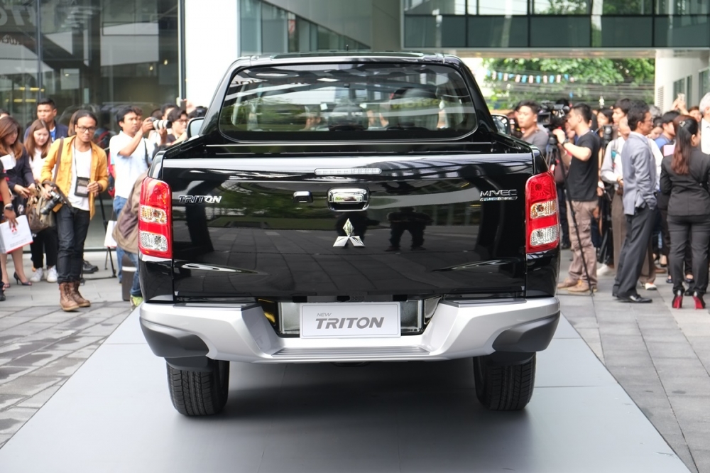 2017 Mitsubishi Triton rear unveiled