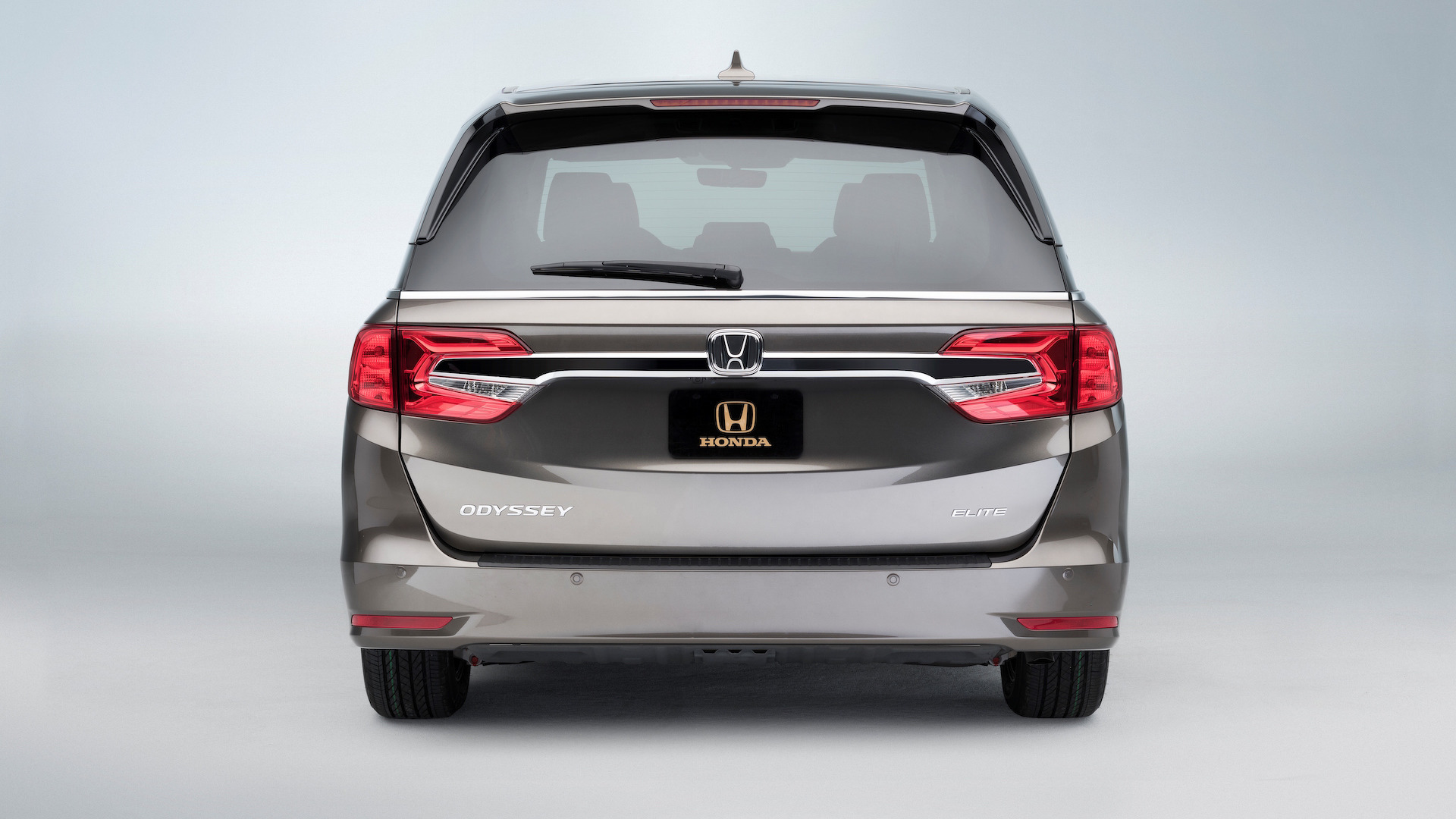 2018 Honda Odyssey rear unveiled