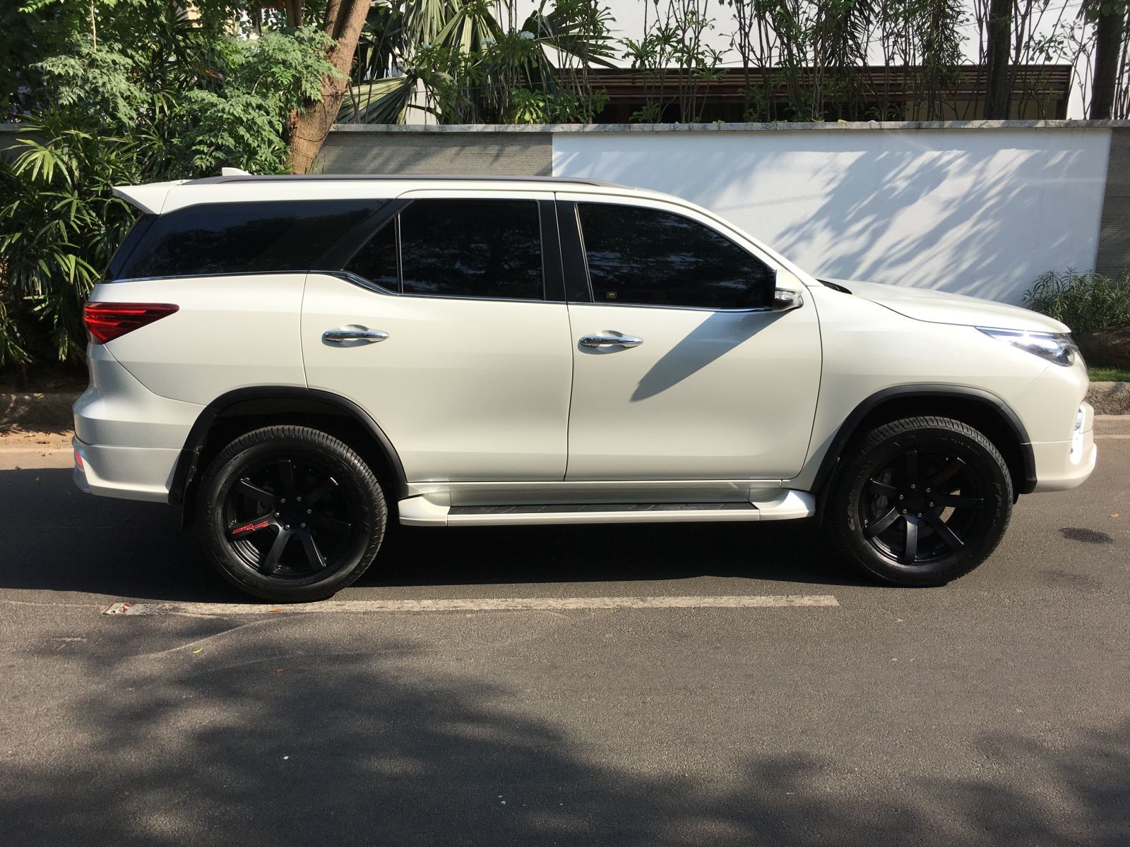 Toyota Fortuner with a ‘Fiar Design’ Body Kit side
