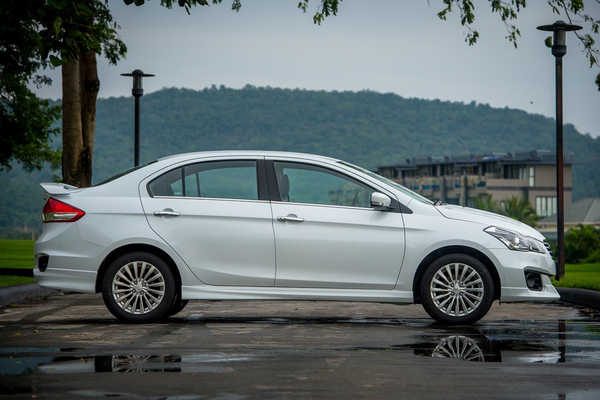 Suzuki Ciaz RS side view