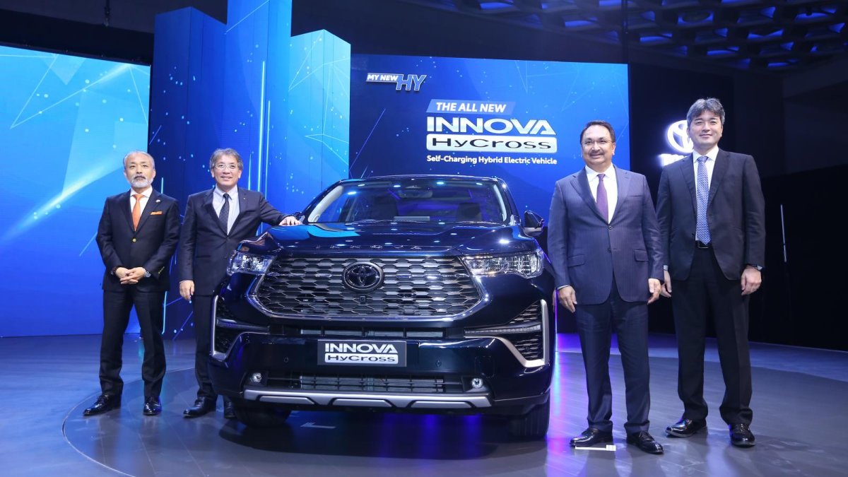 Innova Car Black 2022