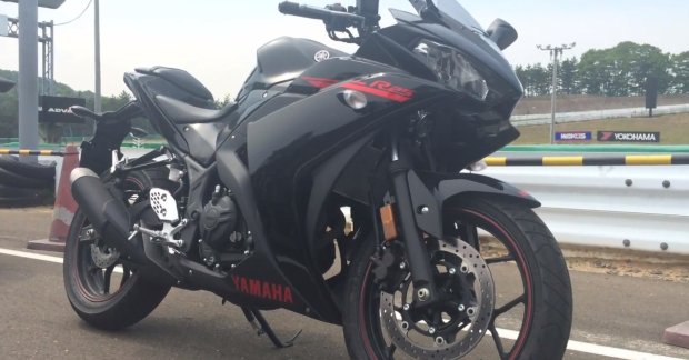 Watch the Yamaha R25 go around a track