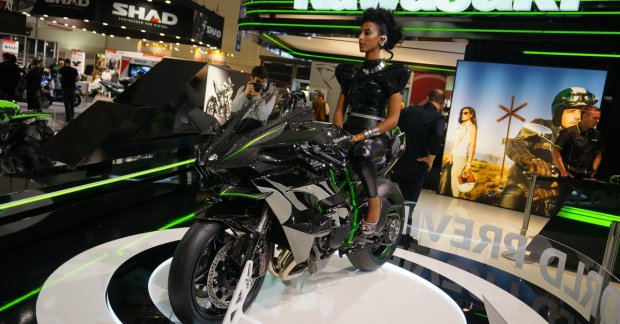 Watch the Kawasaki Ninja H2R Concept taking on a race track