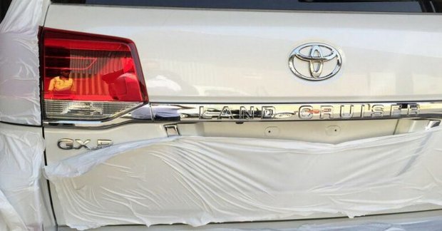 2016 Toyota Land Cruiser (facelift) rear and interior spied