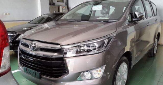 2016 Toyota Innova spied inside-out at a dealership [7 Pics]