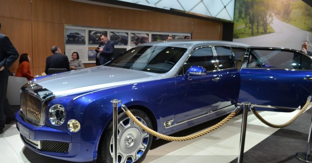 Bentley Mulsanne Grand Limousine by Mulliner - Geneva Live