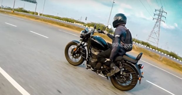 Biker tails Royal Enfield Meteor effortlessly cruising on a highway [Video]