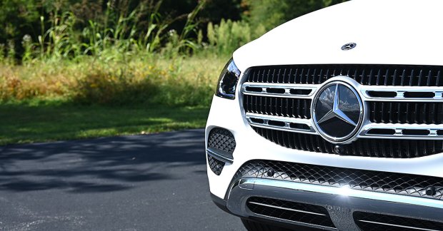 Two Mercedes-Benz SUVs Capture Top Honors by IIHS